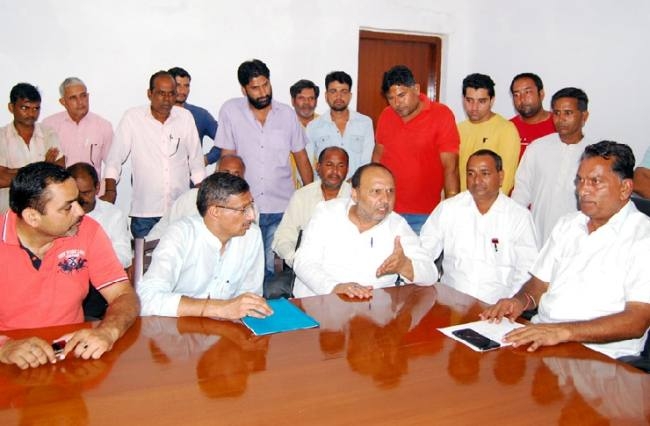 भुगतान न मिलने से नाराज किसानों ने किया मिल उपाध्यक्ष का घेराव