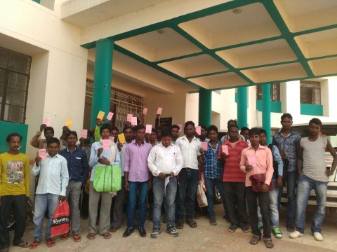 साइकिल से 32 किमी की दूरी तय कर अनुमंडल कार्यालय पहुंचे लाभुक