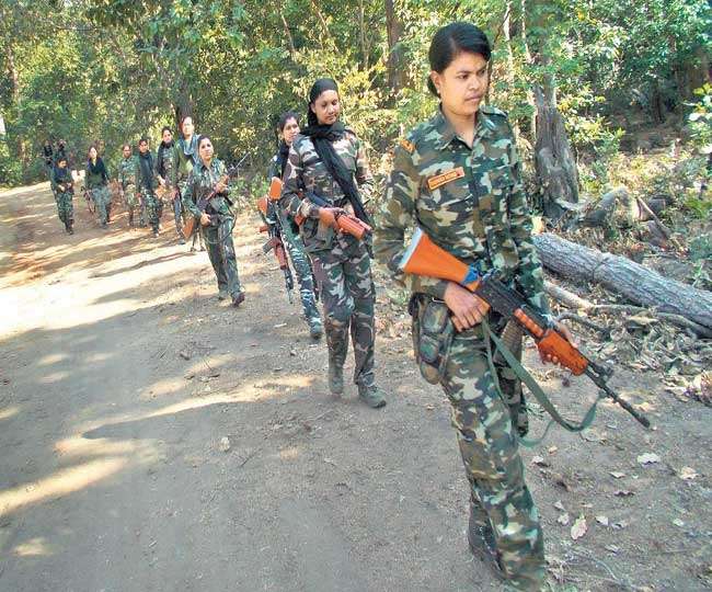 नक्सलियों से लोहा ले रहीं हैं महिला कमांडो सुदूर नक्सल इलाके में हैं ...