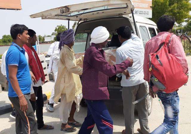 बाबतपुर एयरपोर्ट पर पिता-पुत्र का शव विमान से पहुंचा, माहौल हुआ गमगीन ...