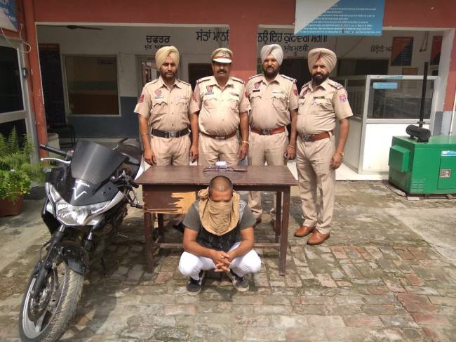 दातर की नोक पर महिलाओं से बालियां झपटने वाला आरोपित काबू
