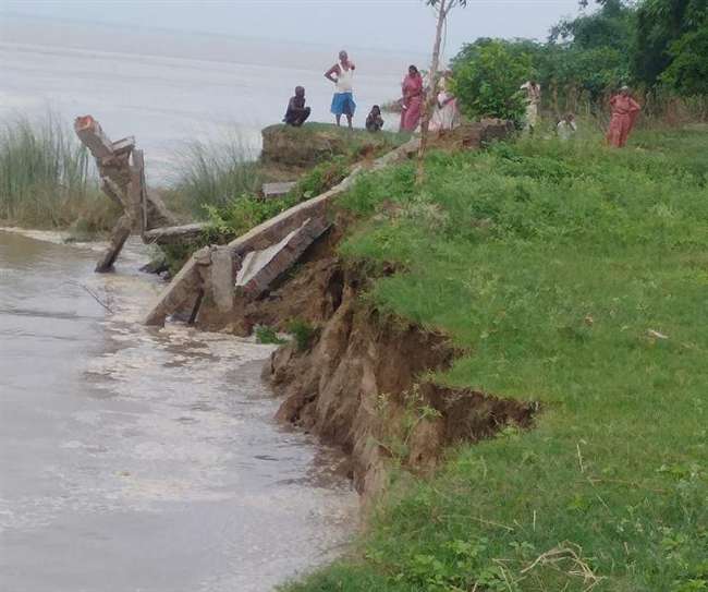 बलिया में अचानक कटान आरंभ होने से अफरा-तफरी, गंगा के जलस्‍तर में भी ...