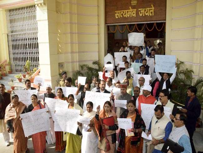 विधानमंडल का शीतकालीन सत्र : भ्रष्टाचार और घोटाले पर जमकर भिड़े पक्ष ... विधानमंडल का शीतकालीन सत्र : भ्रष्टाचार और घोटाले पर जमकर भिड़े पक्ष ...