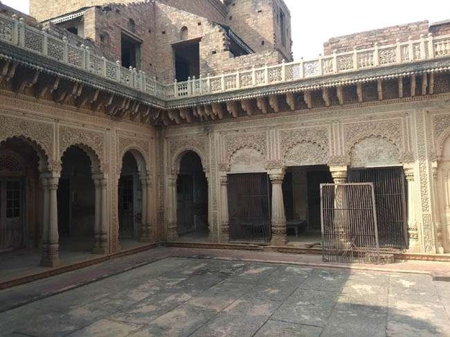 हाथरस के 140 साल पुराने चंदवारा किले में नक्काशी और सौंदर्य का संगम ...