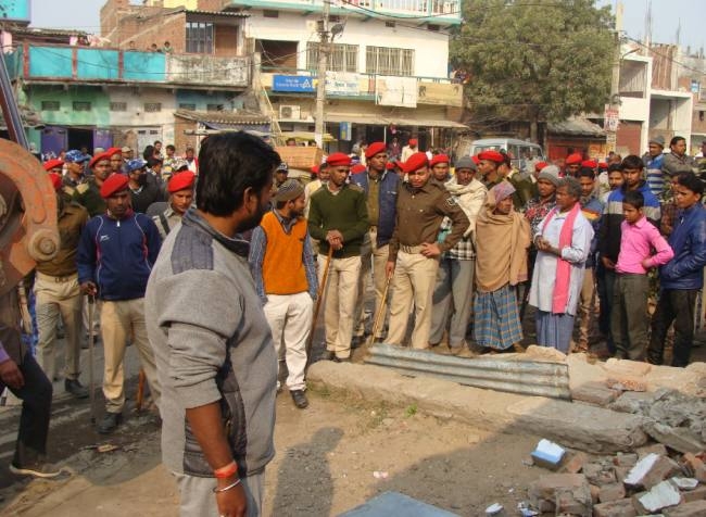 सरकारी भूमि पर अतिक्रमण करने वालों के खिलाफ प्रशासन ने चलाया बुलडोजर ...