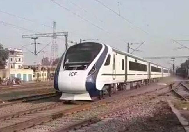 सेमी हाई स्पीड टी-18 ट्रेन का हुआ ट्रायल - Semi High Speed ??T-18 Train ...