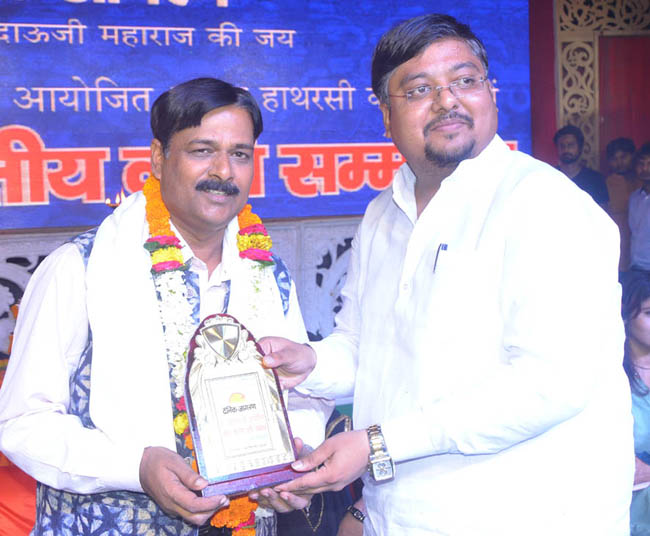 दैनिक जागरण का कवि सम्मेलन : शीश भले कट जाए, लेकिन गाय नहीं कटने देंगे ...