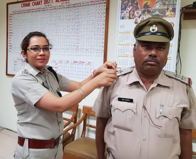 सब इंस्पेक्टर बनने पर स्टार लगाकर बधाई दी