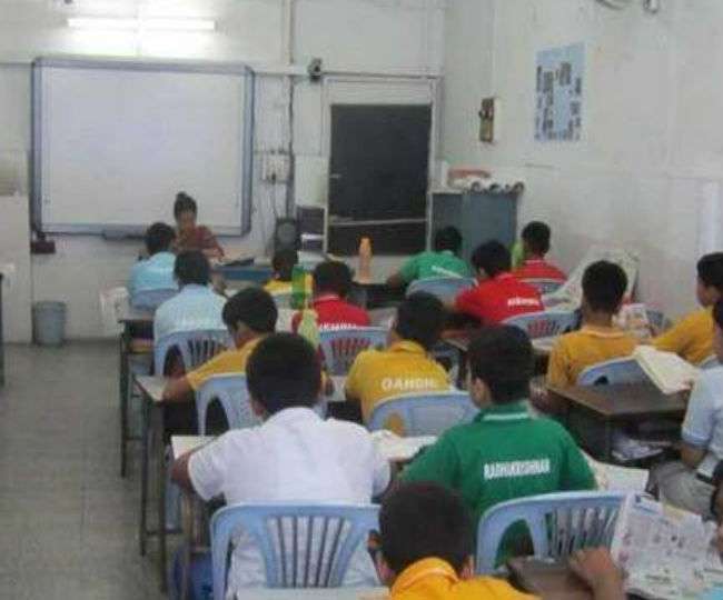 गली में चल रहे प्ले स्कूल में पहुंचे डीसी, अव्यवस्था देखकर दिया यह आदेश ...