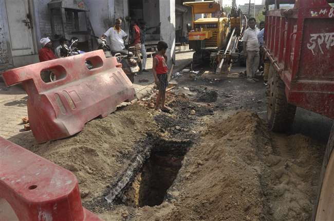 वाह रे नगर निगम ! पता था खोदी जाएगी फिर भी बना दी सड़क