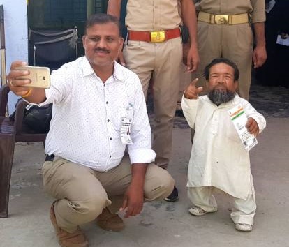 सेल्फी विद शाकिर : ये न तो सेलेब्रेटी हैं न ही नेता या मंत्री फिर भी ...