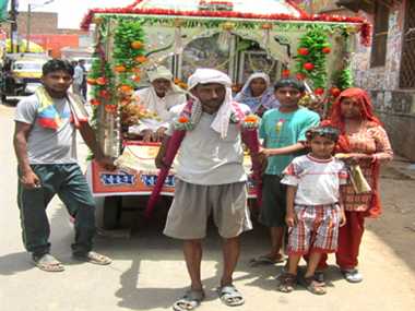 धन्य हैं श्रवण कुमार, गदगद हैं माता-पिता - Shravan Kumar of 21st ...