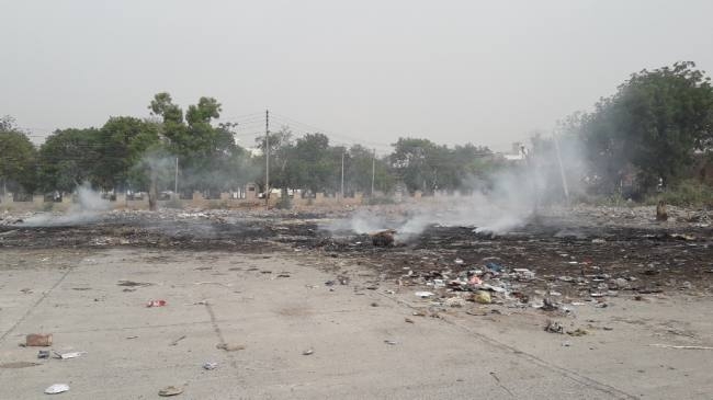 कचरा उठाने की बजाय लगा रहे आग - Fire extinguished instead of garbage ...