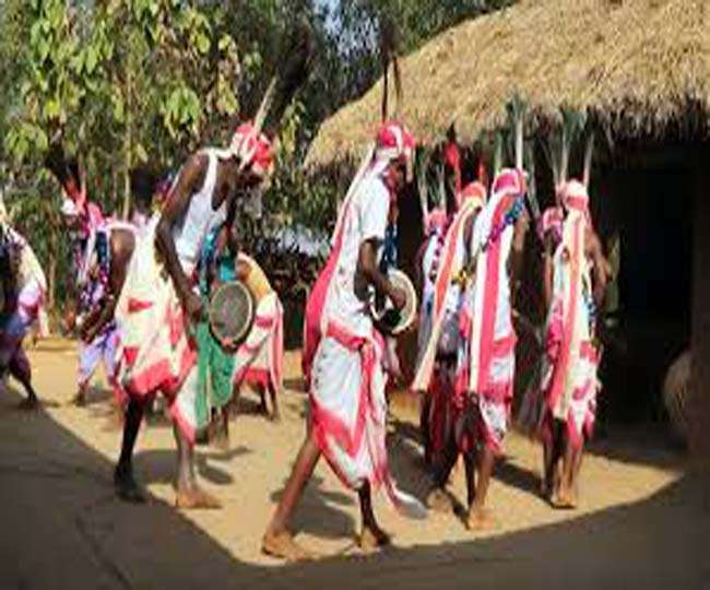 नृत्य की यह विधा है खास, साड़ी की धोती पहनकर थिरकते हैं आदिवासी युवा