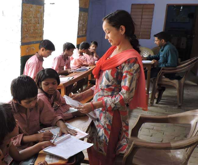 विडंबना ही कहेंगे ‘शिक्षक विहीन’ स्कूल में पढ़ा रही बीए पास चपरासी - BA ...
