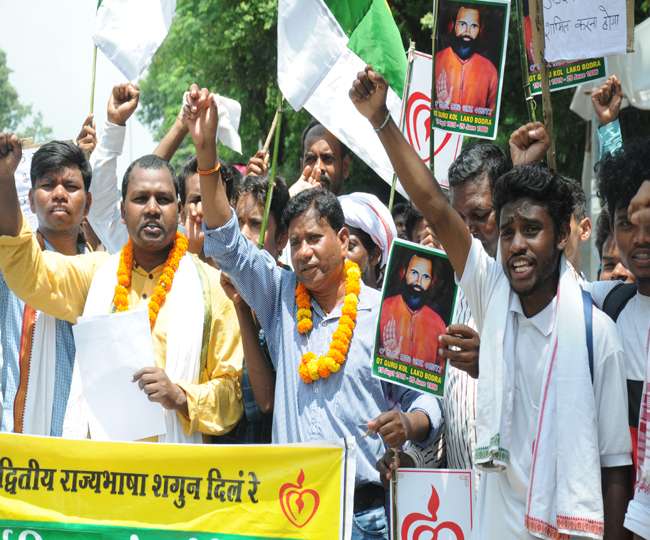 हो युवा महासभा ने उठाई हो भाषा की पढ़ाई शुरू करने की मांग, सौंपा ज्ञापन ...