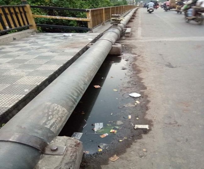पानी रिसने से कमजोर हो रहा ऐशबाग फ्लाईओवर - Aishbagh flyover becoming ...