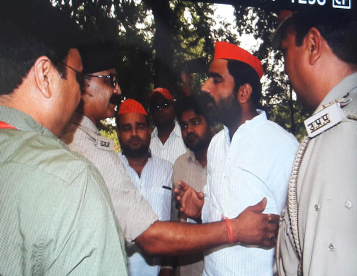 मेरठ में पुलिस हिरासत में सपा नेता अतुल प्रधान, प्रभारी मंत्री को ...