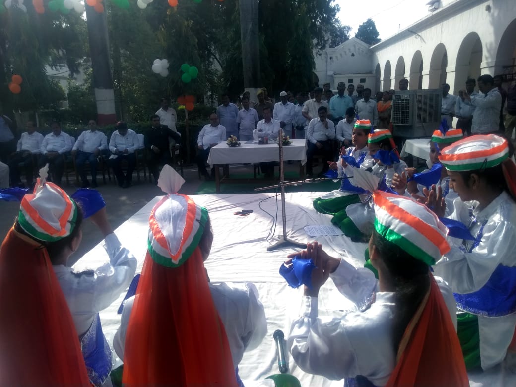 Independance Day : बरेली के डीएम ने इस स्वतंत्रता सेनानी की मजार पर ...