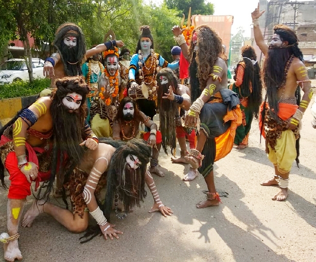 शोभायात्रा में सजी राधा-कृष्ण की झांकियां, निकली भोले की बारात ...