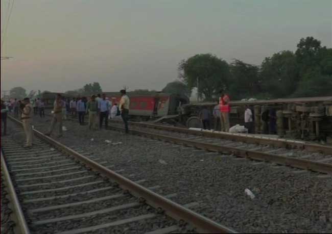 Howrah-New Delhi Poorva Express Derailed: कानपुर के पास बड़ा ट्रेन हादसा, पूर्वा एक्‍सप्रेस के ...