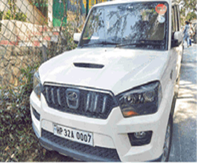 बत्ती उतरी पर बल नहीं उतरा, गाड़ी पर लिखा 'एमएलए'