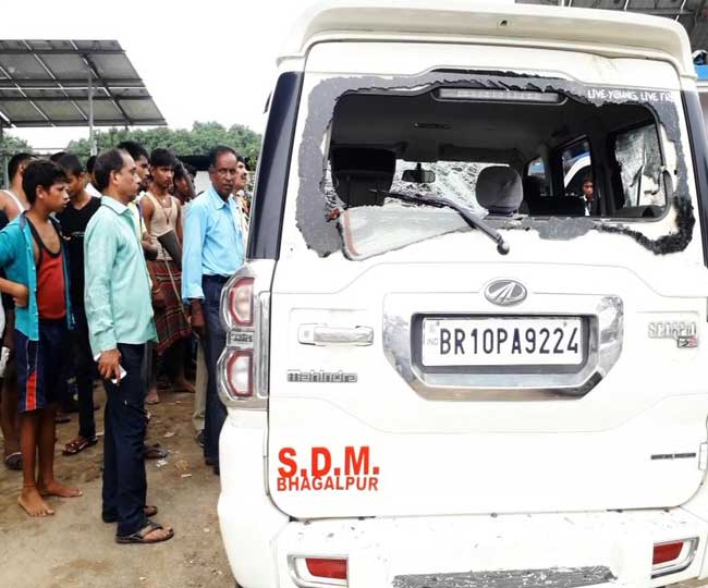 Flood in Bihar: भागलपुर में बाढ़ पीड़ितों ने किया SDM पर हमला, मधेपुरा ...