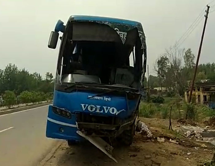 चालक को झपकी आने के कारण बरेली में यूपी रोडवेज की वॉल्वो बस पलटने से दो ...