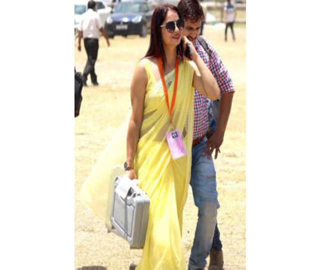 Lok Sabha Election Viral Photo: वायरल हो रही पीली साड़ी वाली पोलिंग ...