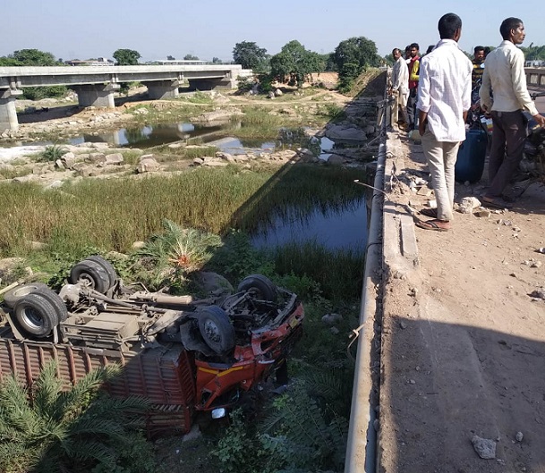 पुल पर रेलिंग तोड़कर उर्मिल नदी में गिरी डीसीएम, चालक-क्लीनर की हालत ...
