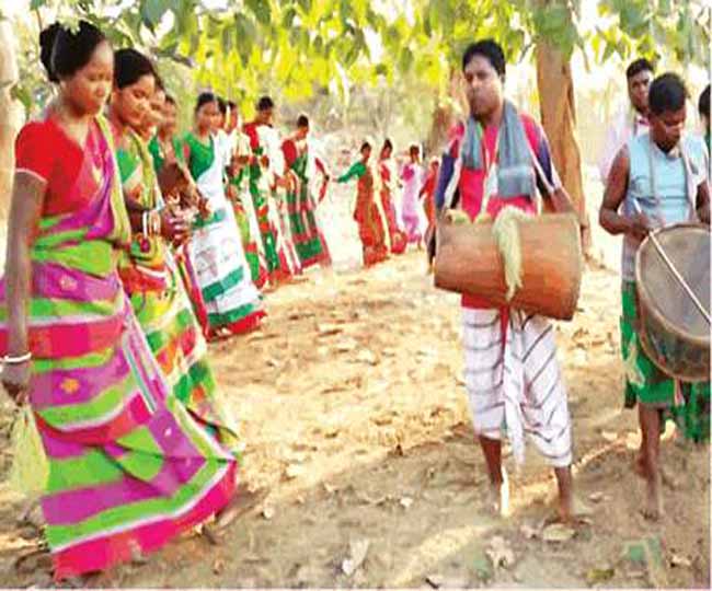 यहां है पूजा की अनोखी परंपरा : पानी वाली होली अौर साल के फूलों से ...