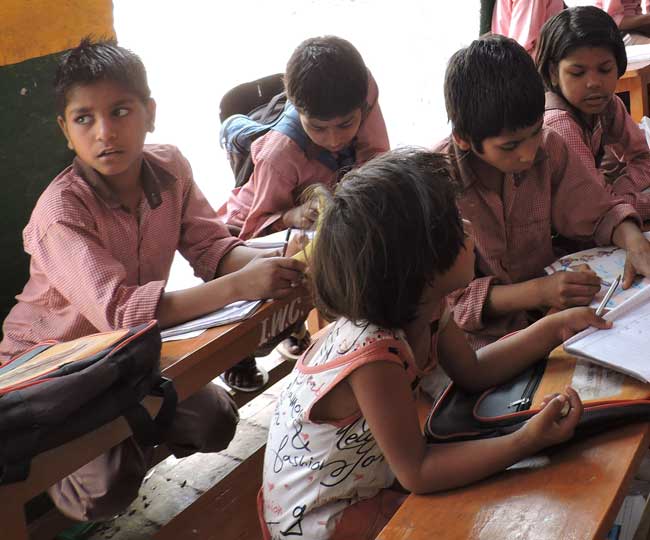 विडंबना ही कहेंगे ‘शिक्षक विहीन’ स्कूल में पढ़ा रही बीए पास चपरासी - BA ...