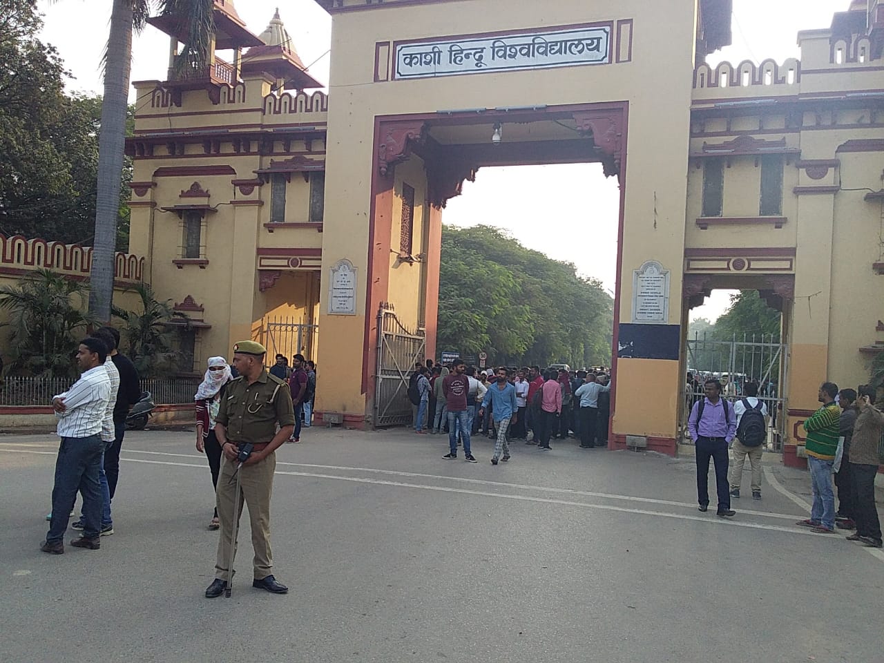 बीएचयू में सिंहद्वार पर छात्रों का रात भर चला धरना, सुबह समझाने पहुंचे ...