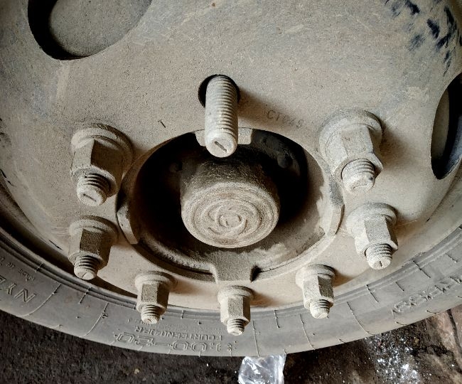 जरा संभलकर! रास्ते में यूं बेबस हो सकती हैं आपकी भी बस - bad condition ...