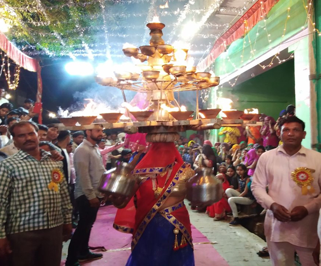 चरकुला के दीपों की ज्‍योति, ब्रज की होली को सजाती तो विदेशी धरती पर भी ...