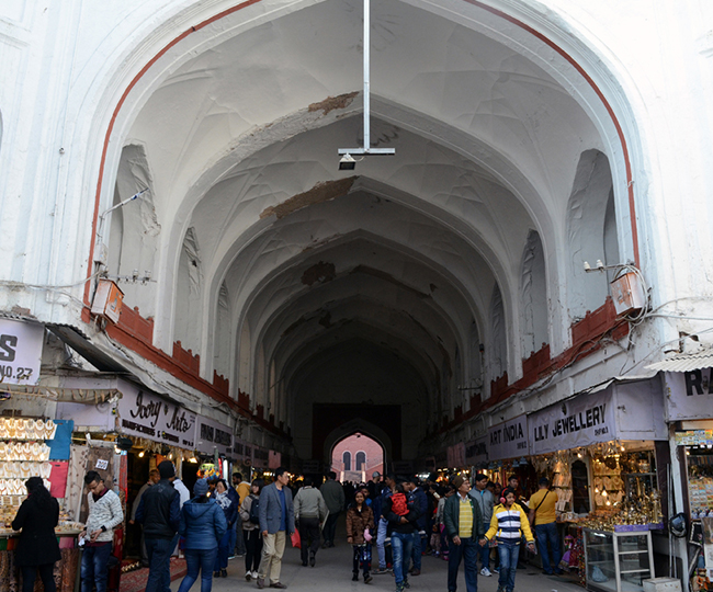 चूने की परत खुरची तो निकल के आ गया मुगल इतिहास, सफेदी ने लगाया खूबसूरती ...