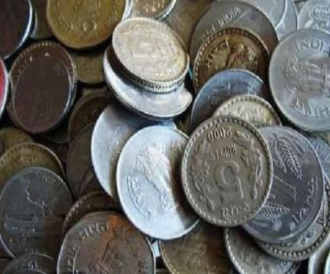 नदी में सिक्‍के डालने की प्रथा, पुण्‍य के फेर में अपने ही हाथों घोल रहे ...