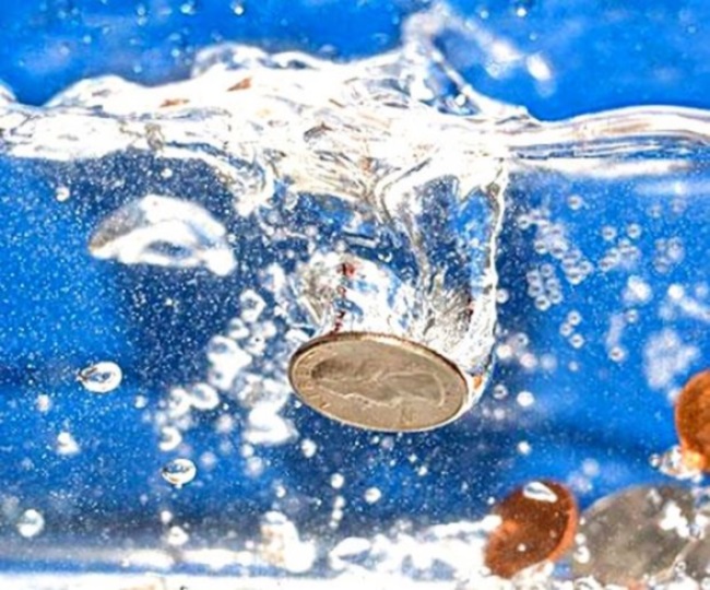 नदी में सिक्‍के डालने की प्रथा, पुण्‍य के फेर में अपने ही हाथों घोल रहे ...