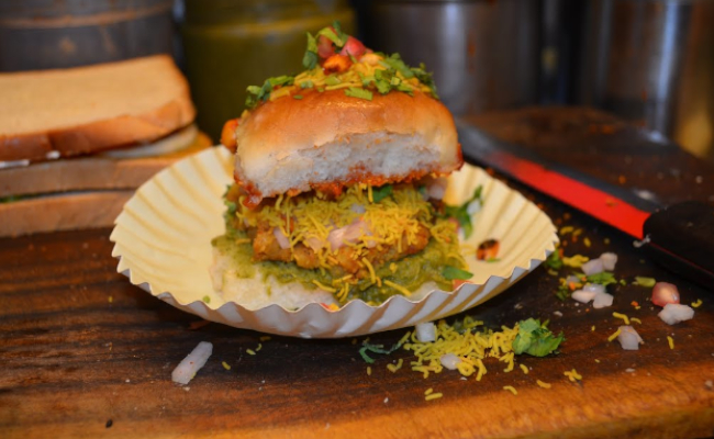 शहर से लेकर गांव, हर तरह का जायका चखें सतारा आकर - famous street foods ...