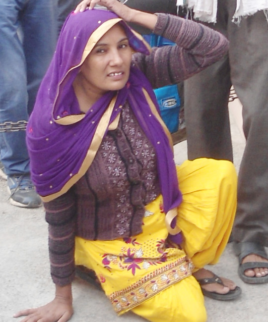 HSSC- तस्वीरों में ग्रुप डी परीक्षा, जनेऊ और मंगलसूत्र तक उतरवा दिए