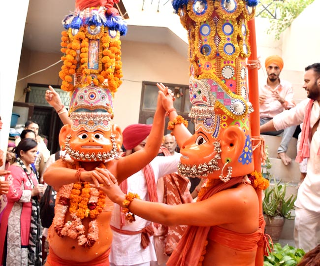 हैरान कर देने वाली रावण दहन की परंपरा, सैकड़ों की संख्या में पहुंचती ...