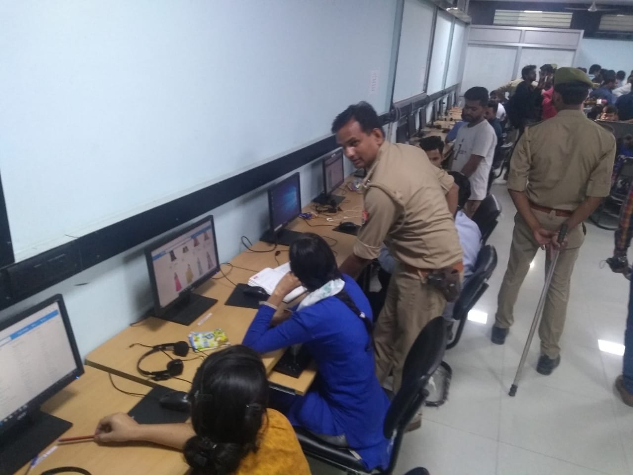 बरेली में ईवीएम हैक करने की सूचना पर प्रेक्षक ने कॉल सेंटर पर मारा छापा ...
