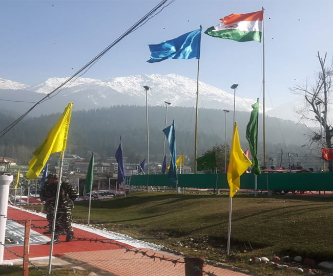 कश्मीर: आतंकियों के गढ़ में लहराया 68 फीट ऊंचा तिरंगा - tricolor and ...