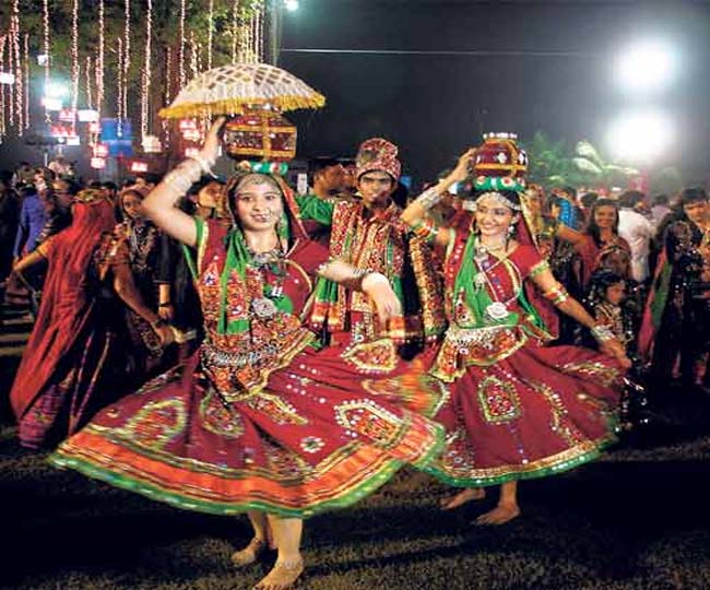 देखिए- गुजरात में सौ करोड़ के गहने पहन कर गरबा, 50 हजार महिला-पुरुषों ...