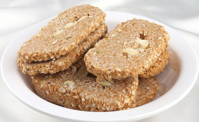 अलीगढ़ में हर दुकान की कचौड़ी का अलग है स्वाद तो वहीं यहां के गजक ने की ...