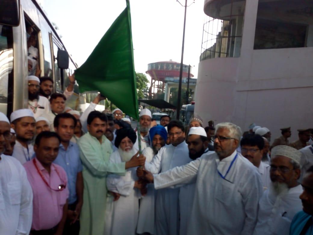 नम आंखों से दी विदाई, आजमीने हज के पहले जत्थे ने भरी काशी से काबा की ...