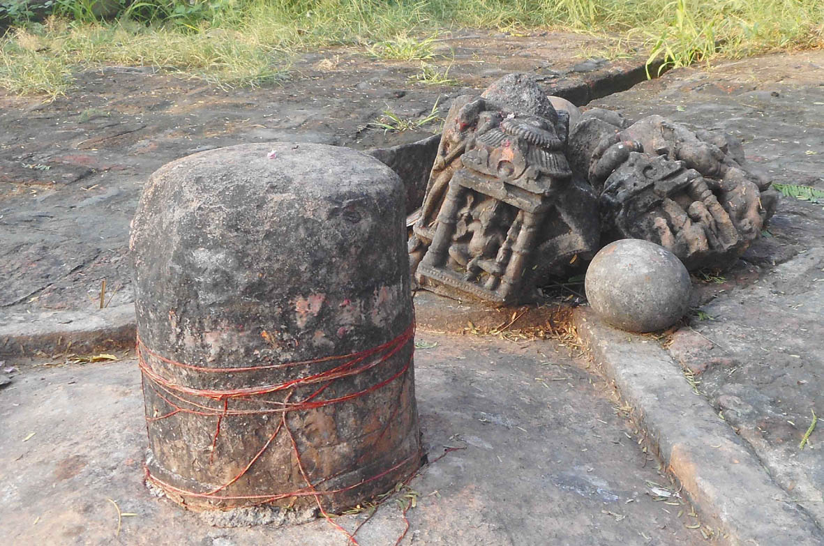 हाथरस के महौ गांव में मिट्टी के टीले में बदल गया किला, पर मंदिर ...