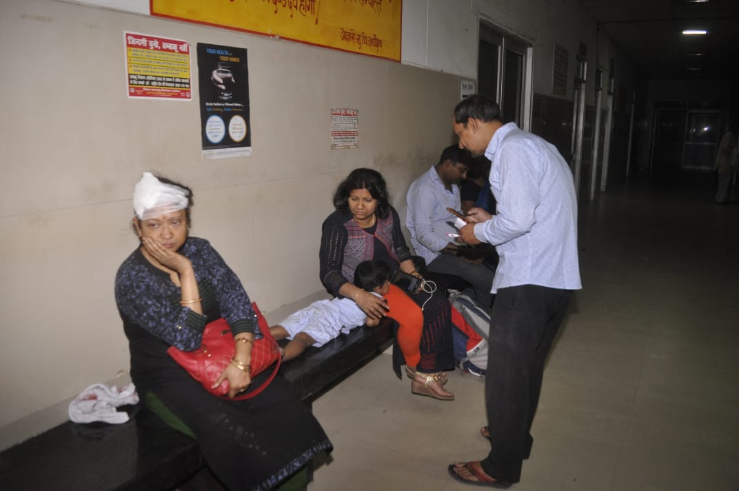 Poorva Express Derailed : बोगियां पलटते ही बर्थ से एक दूसरे के ऊपर जा ...