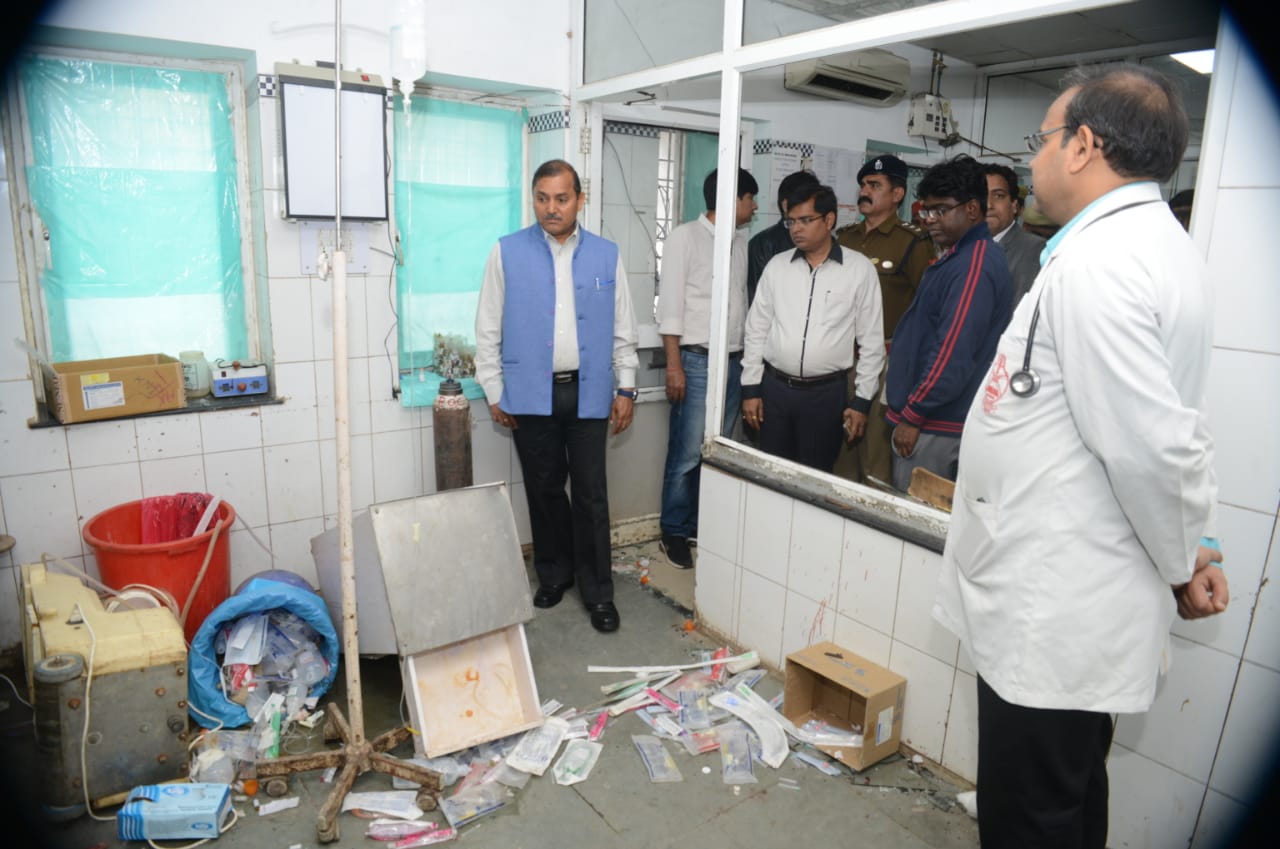 कानपुर में हैलट अस्पताल में एक बार फिर भिड़े जूनियर डॉक्टर व तीमारदार ...