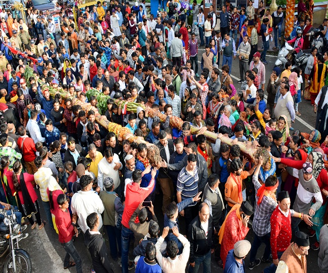 नंदा देवी महोत्सव में कदली वृक्षों के साथ शोभायात्रा में उमड़ा भक्तों ...